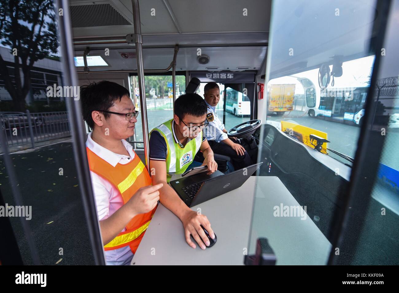 (171202) -- SHENZHEN, Dec. 2, 2017 (Xinhua) -- Technicians debug a self ...