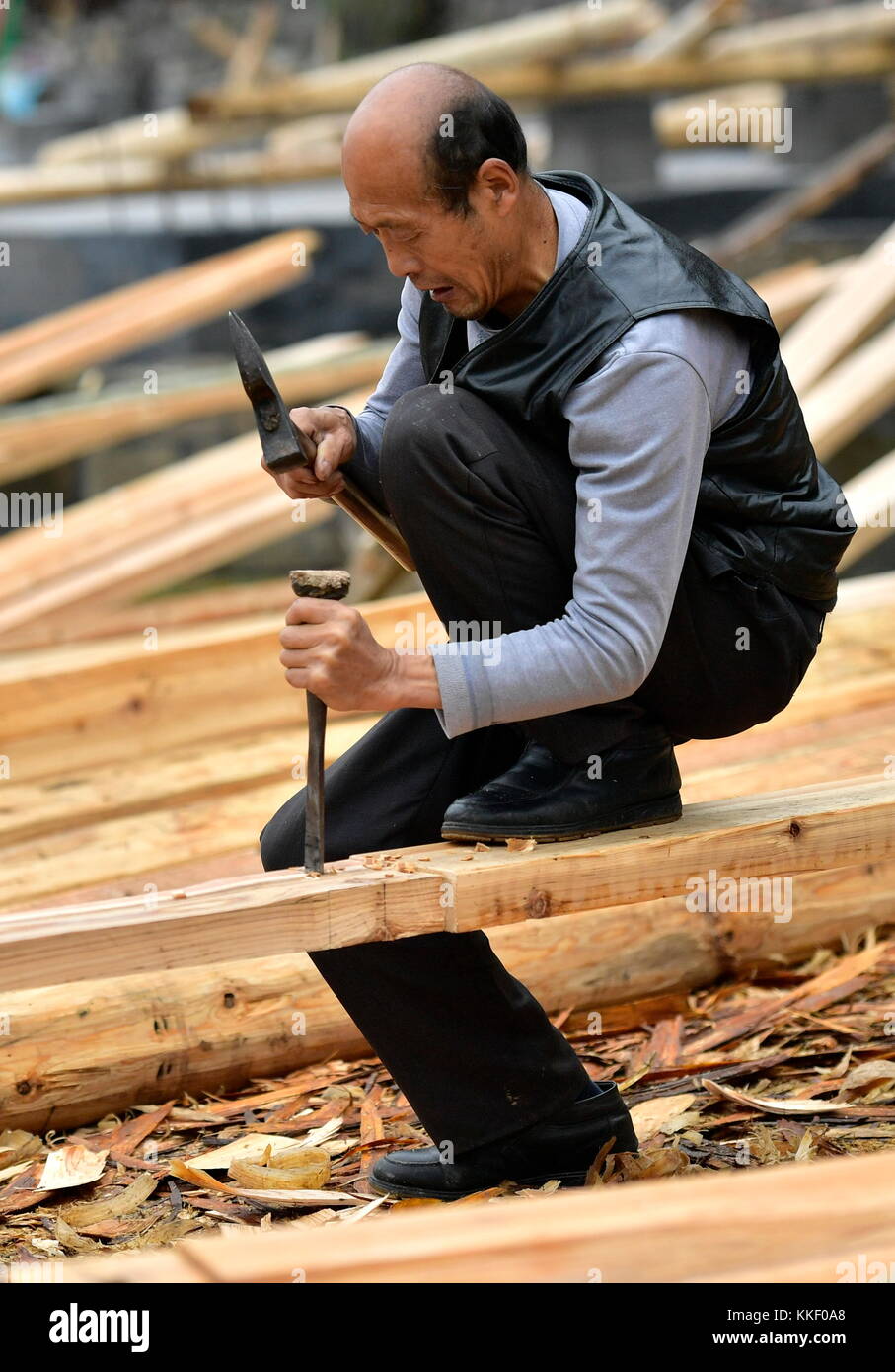 (171202) -- ENSHI, Dec. 2, 2017 (Xinhua) -- A carpenter drills holes on ...