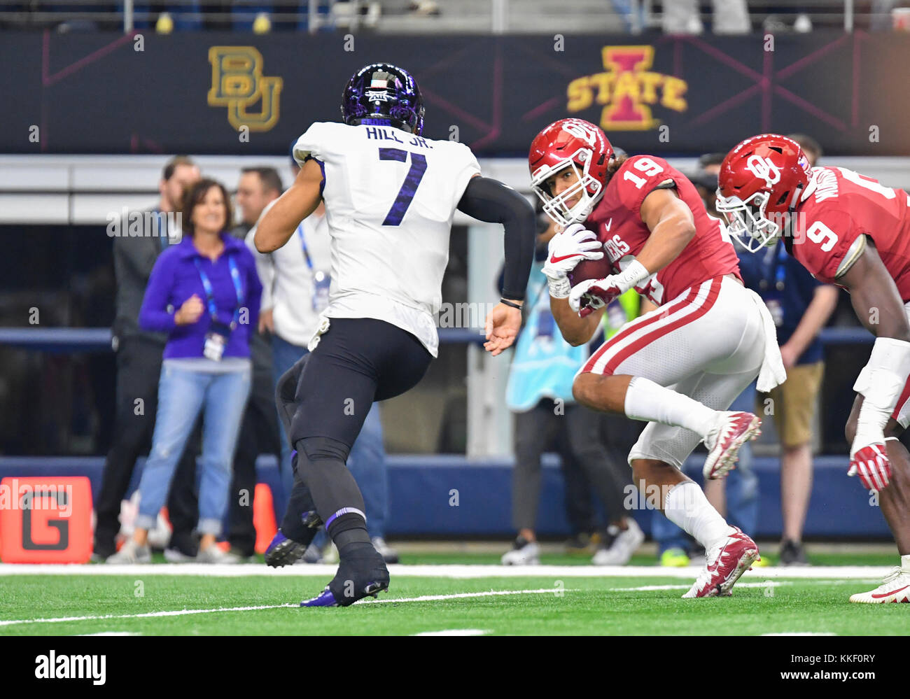 December 02, 2017: Oklahoma Sooners linebacker Caleb Kelly #19 runs for ...