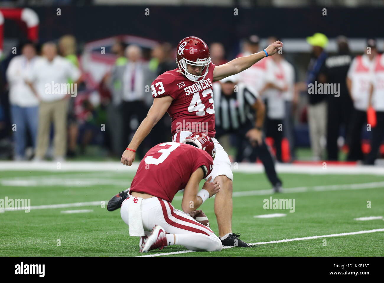 Arlington, Texas, USA. 2nd Dec, 2017. Oklahoma Sooners place kicker ...
