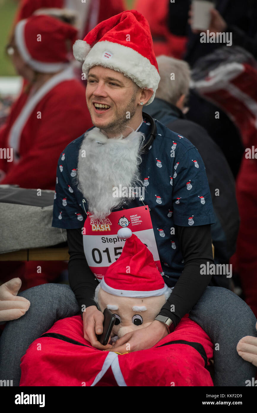 Clapham Common, London, UK. 3rd December, 2017. Relaxing before the ...