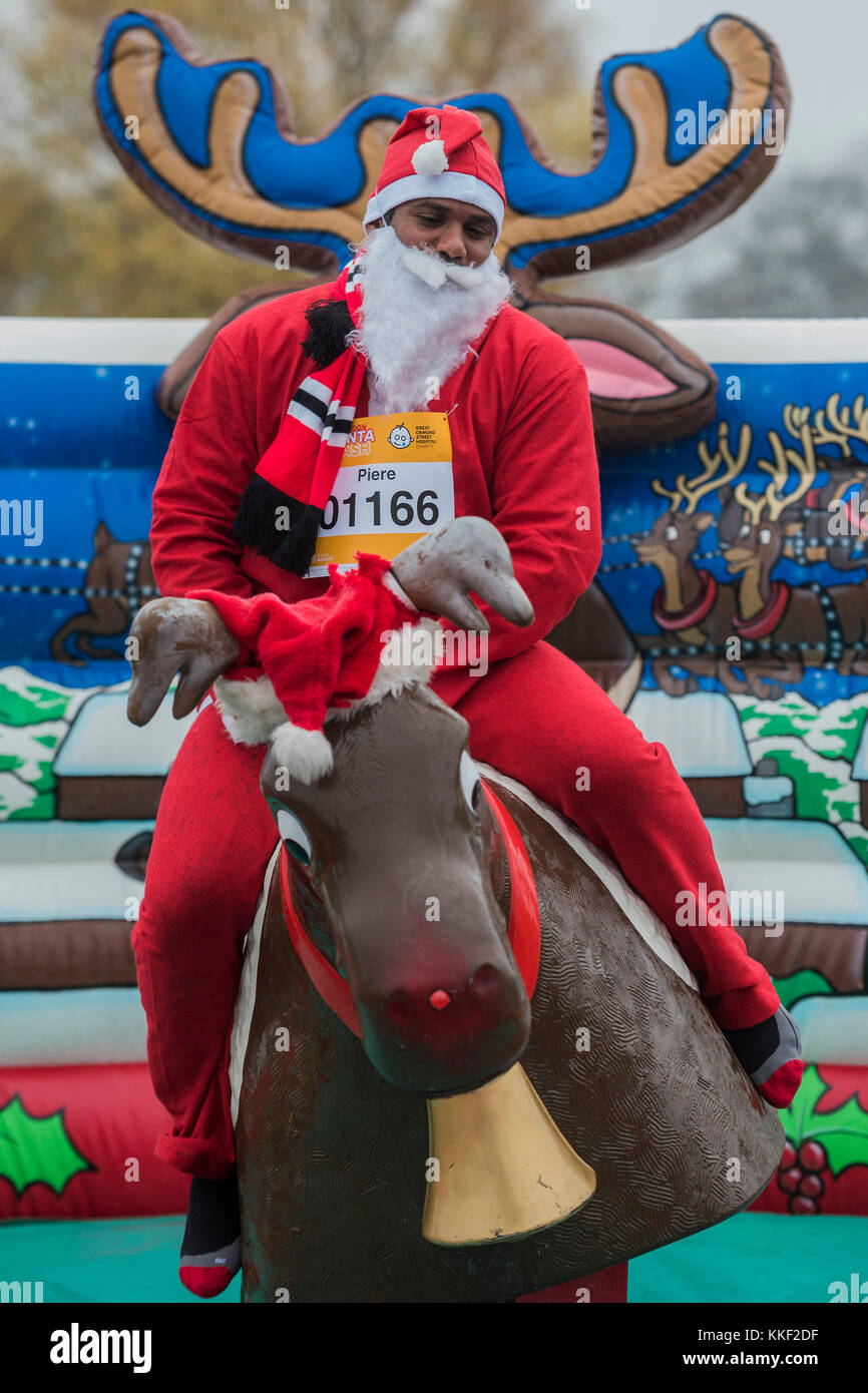 Clapham Common, London, UK. 3rd December, 2017. Riding the bucking ...