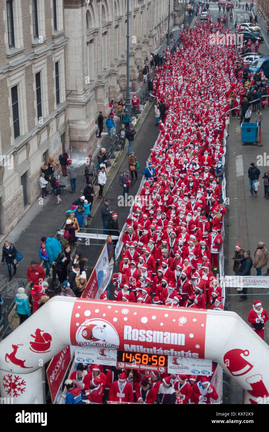 Budapest, Hungary. 3rd Dec, 2017. People dressed in Santa Claus ...