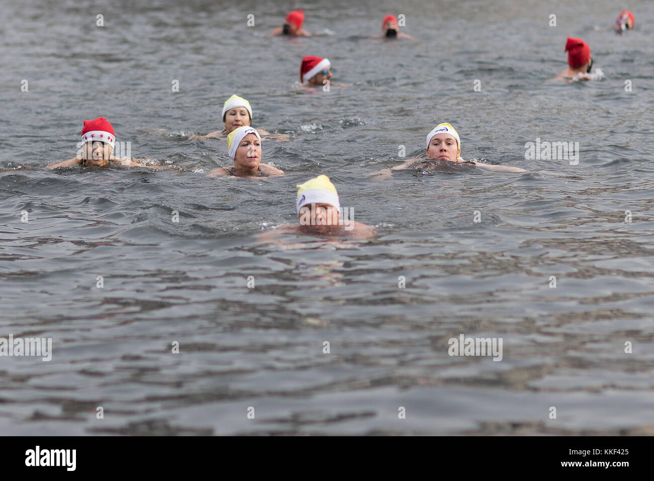 Zurich, Switzerland. 3rd Dec, 2017. Participants wearing Santa Claus ...