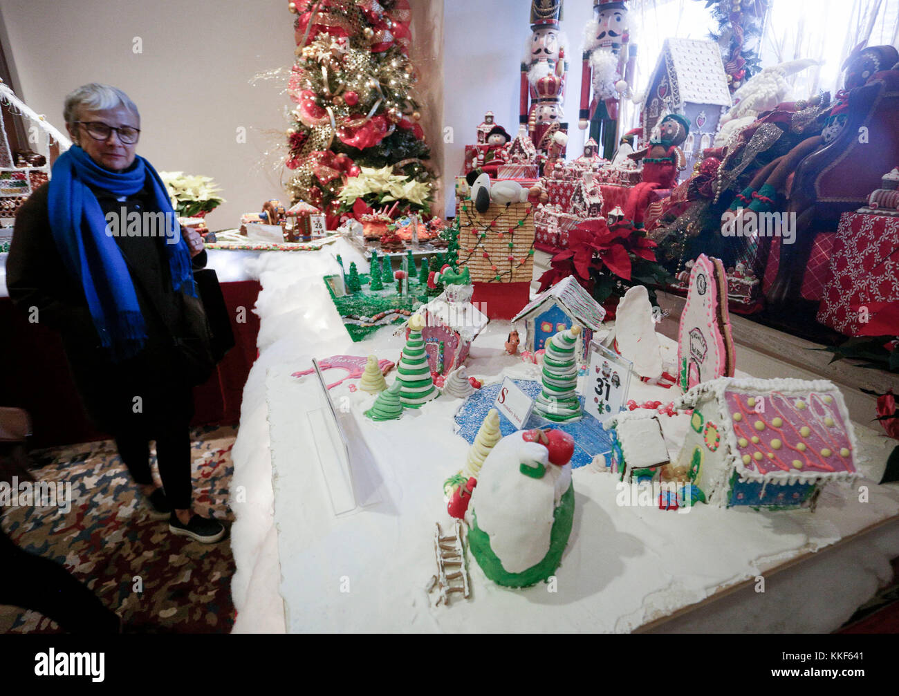 Vancouver, Canada. 4th Dec, 2017. A visitor admires gingerbread houses ...