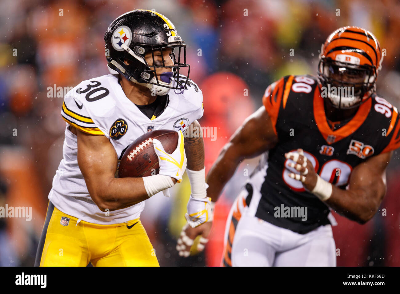 Cincinnati, OH, USA. 4th Dec, 2017. Pittsburgh Steelers running back ...