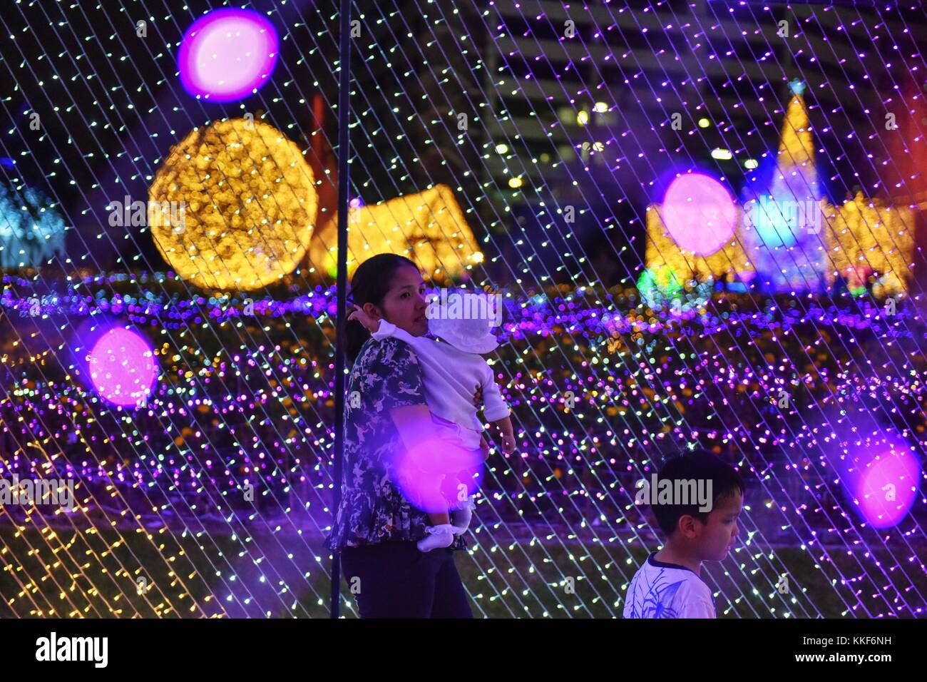 Bangkok, Thailand. 5th December, 2017. Visitors go through an LED light ...
