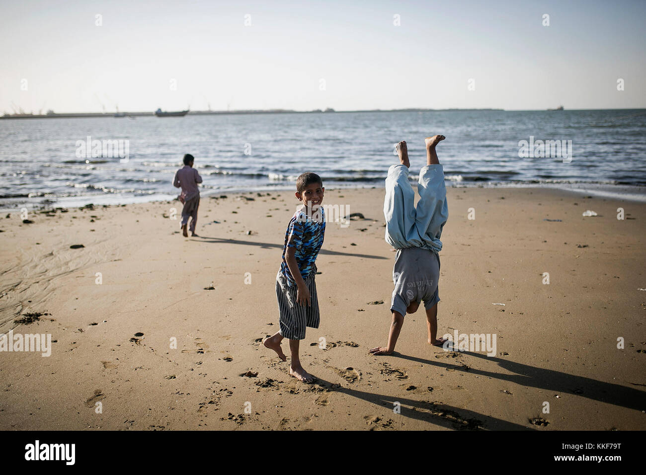 Chabahr, Iran. 3rd Dec, 2017. Children play on the beach in the port ...