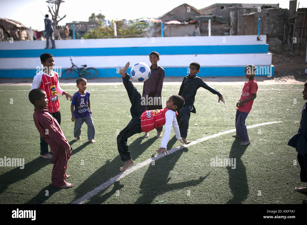 Chabahr, Iran. 3rd Dec, 2017. Children play football in the port city ...