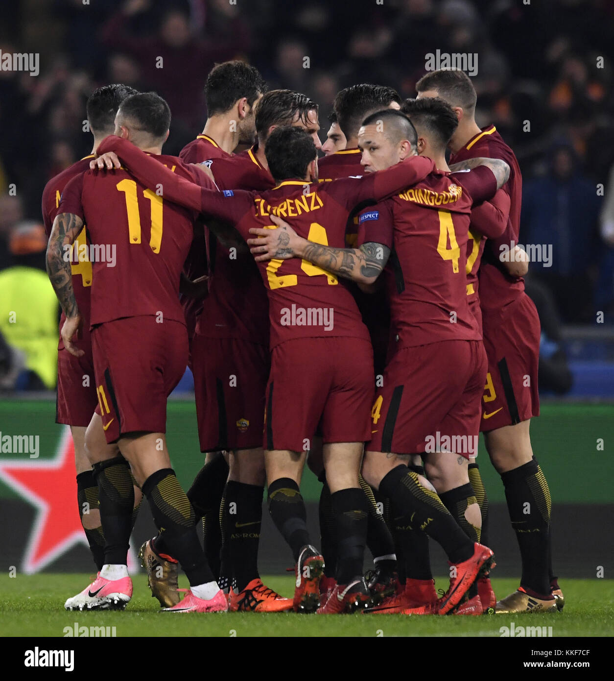 Rome, Italy. 5th Dec, 2017. Players of Roma celebrate scoring during a ...