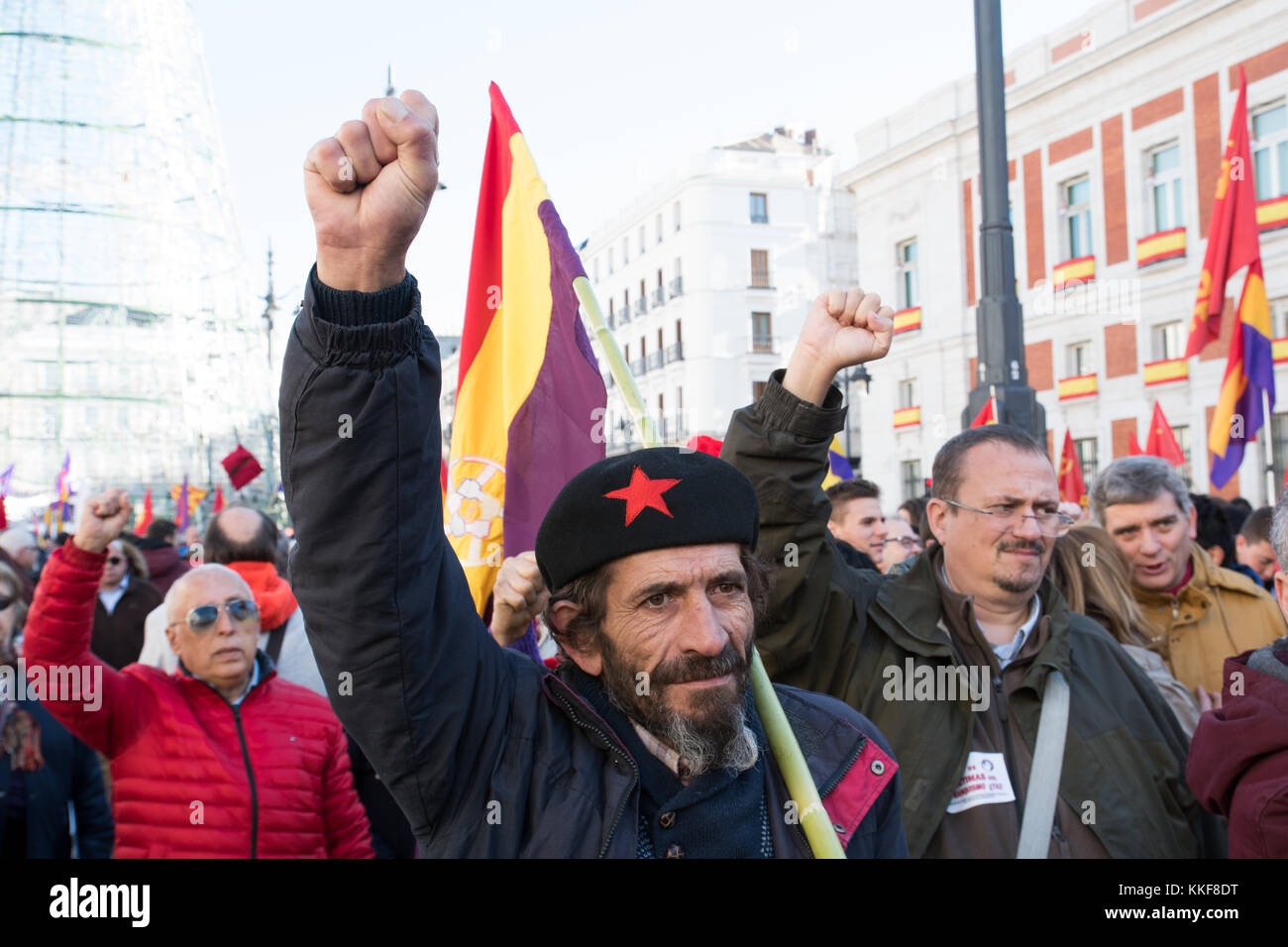 Madrid, Spain. 6th December, 2017. A man with beard, carrying a flag of ...