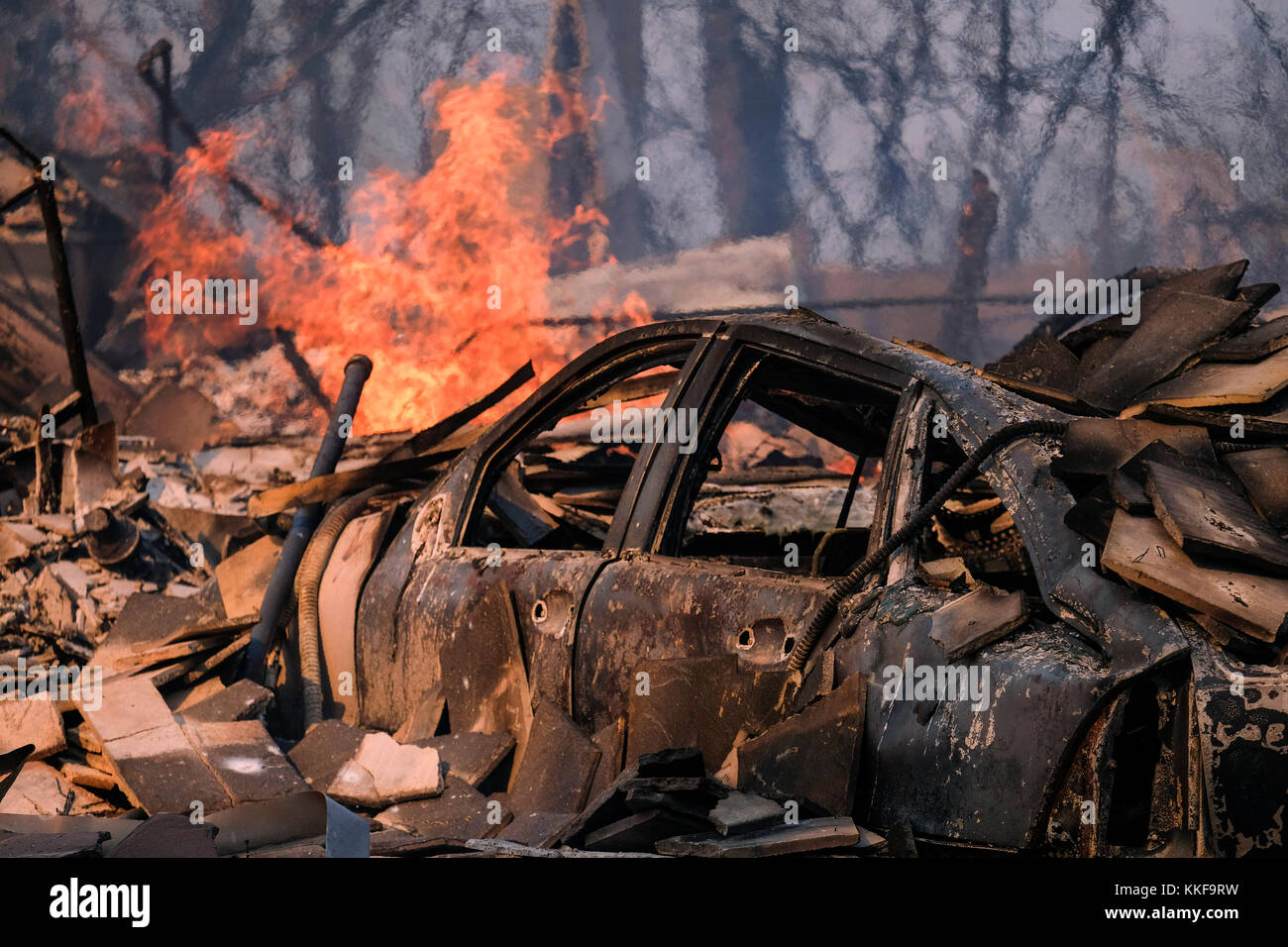 Los Angeles, USA. 6th Dec, 2017. A burnt-out car is seen at the Bel Air ...
