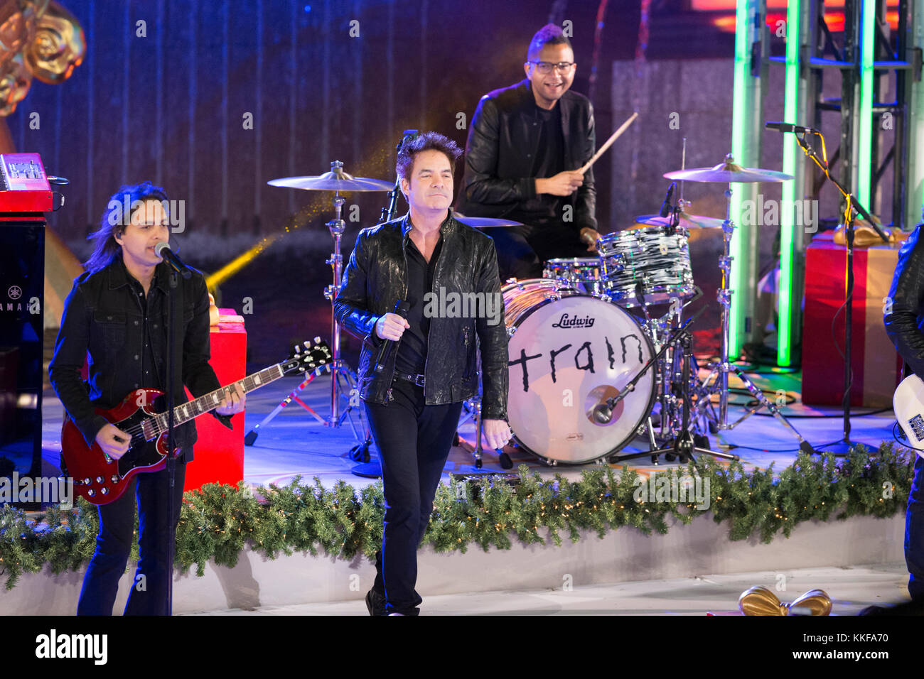 New York, NY - November 29, 2017: Singer Pat Monahan and pop group ...
