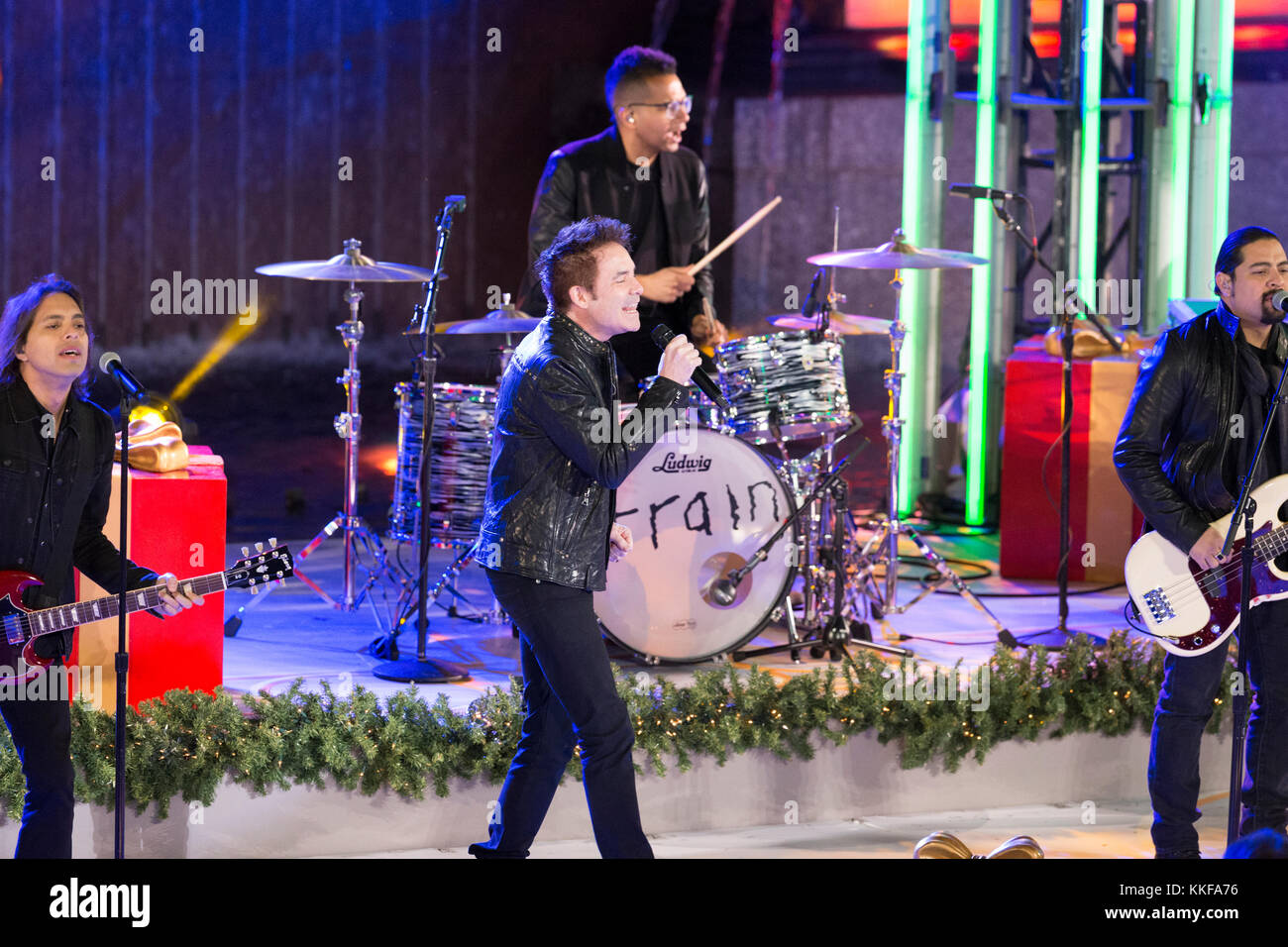 New York, NY - November 29, 2017: Singer Pat Monahan and pop group ...