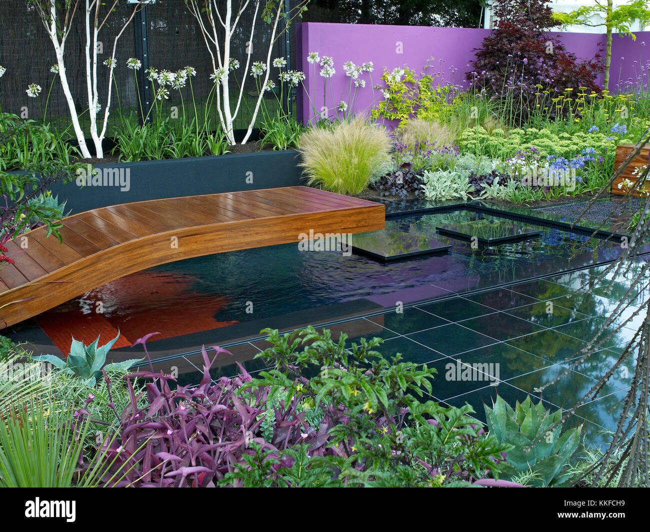 Garden water features hi-res stock photography and images - Alamy