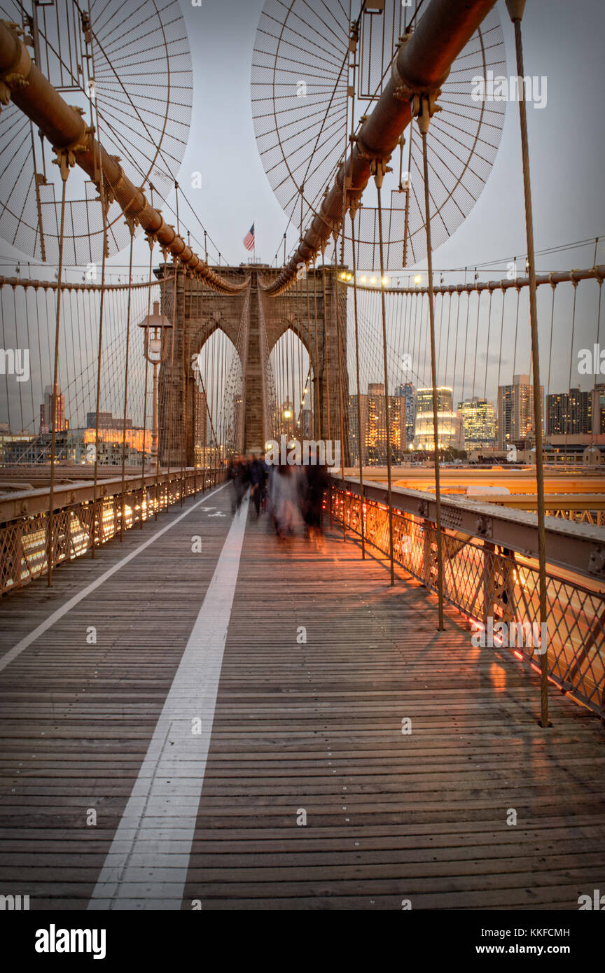 Brooklyn Bridge pedestrian and cycling path at evening Stock Photo - Alamy