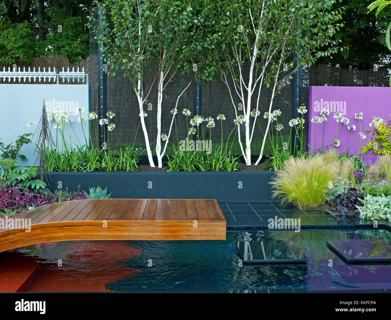 An important modern contemporary garden with stylish features and ...