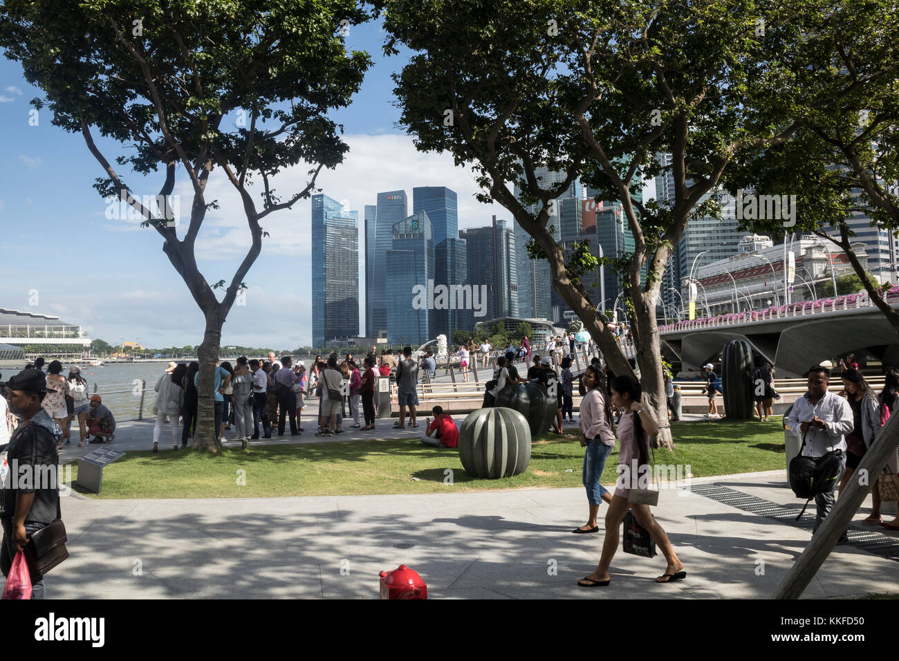 Weekend crowds of tourists at Marina Bay, Singapore Stock Photo - Alamy