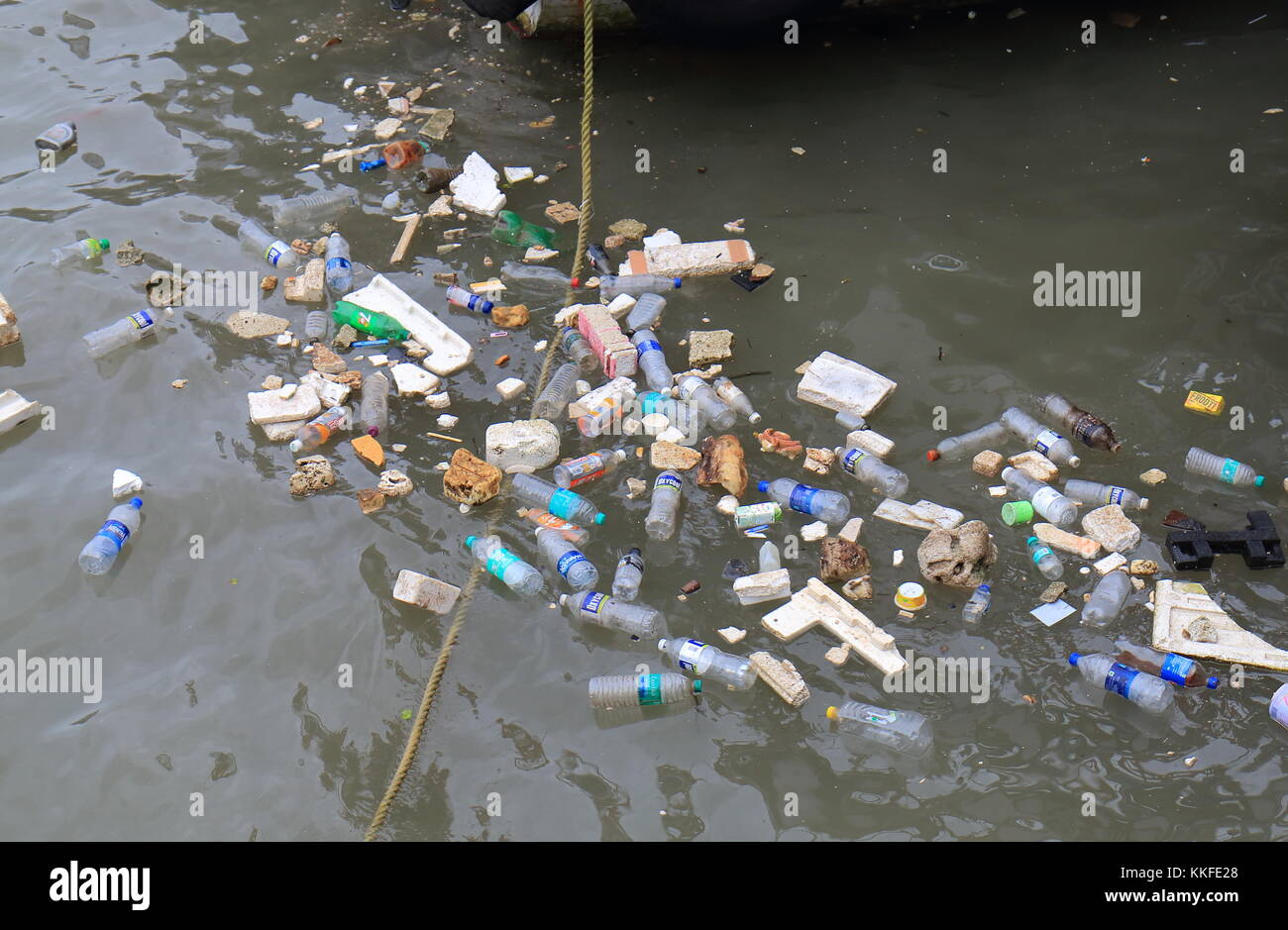 Rubbish floating in the ocean in Mumbai India Stock Photo - Alamy
