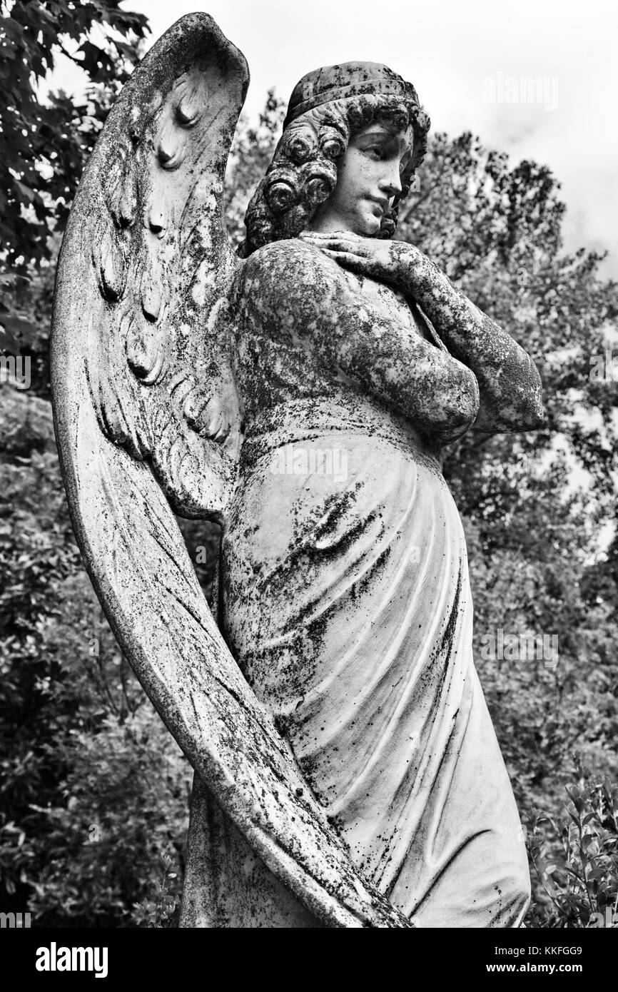 Female winged statue hi-res stock photography and images - Alamy