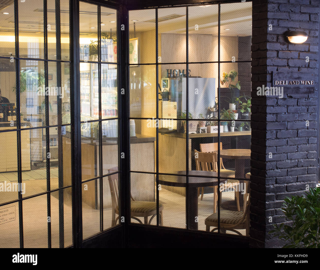 Cafe lights hi-res stock photography and images - Alamy