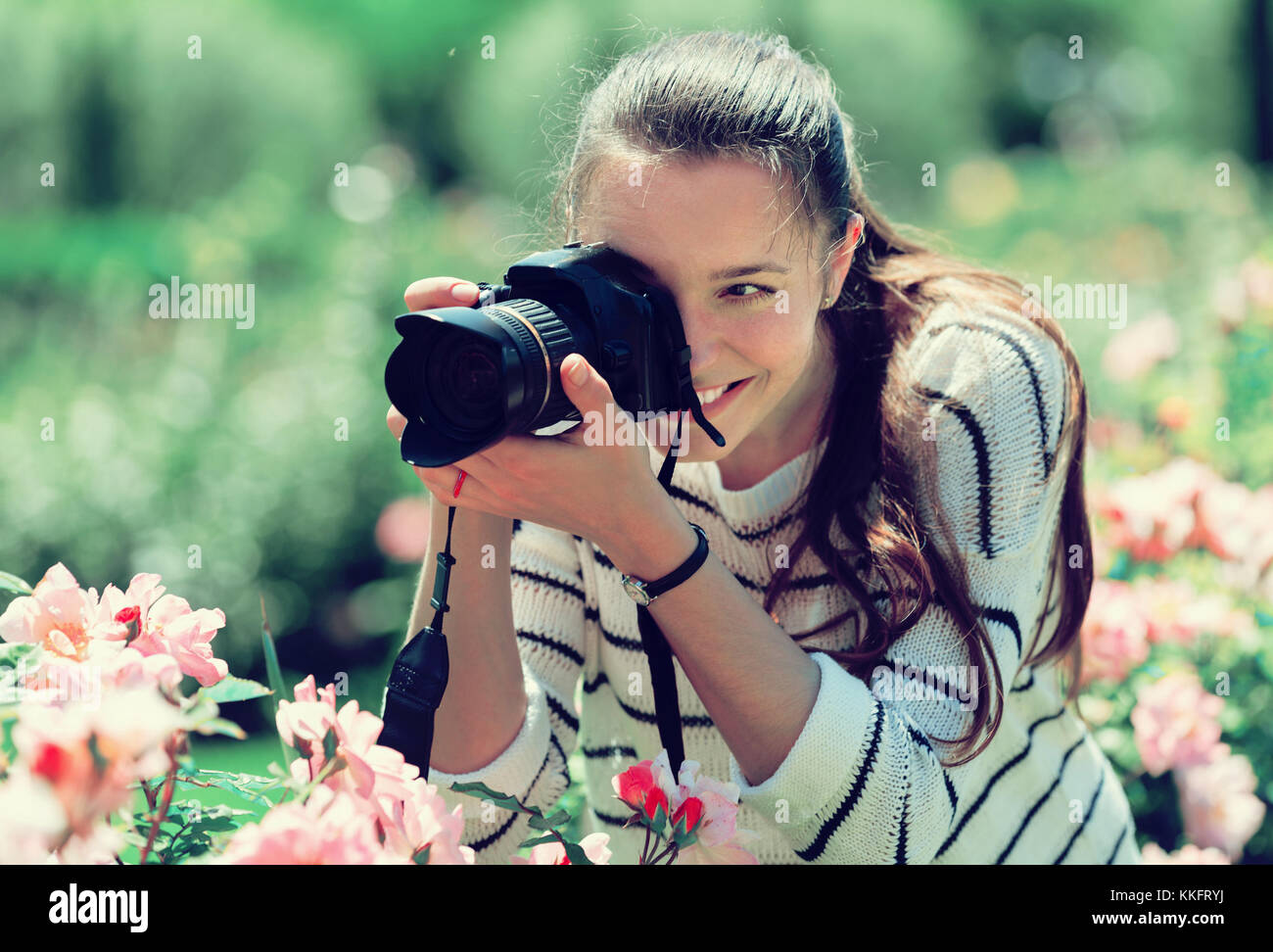 beautiful female photographer with camera outdoor Stock Photo - Alamy