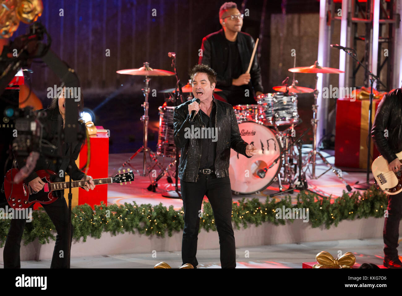 New York, NY - November 29, 2017: Singer Pat Monahan and pop group ...