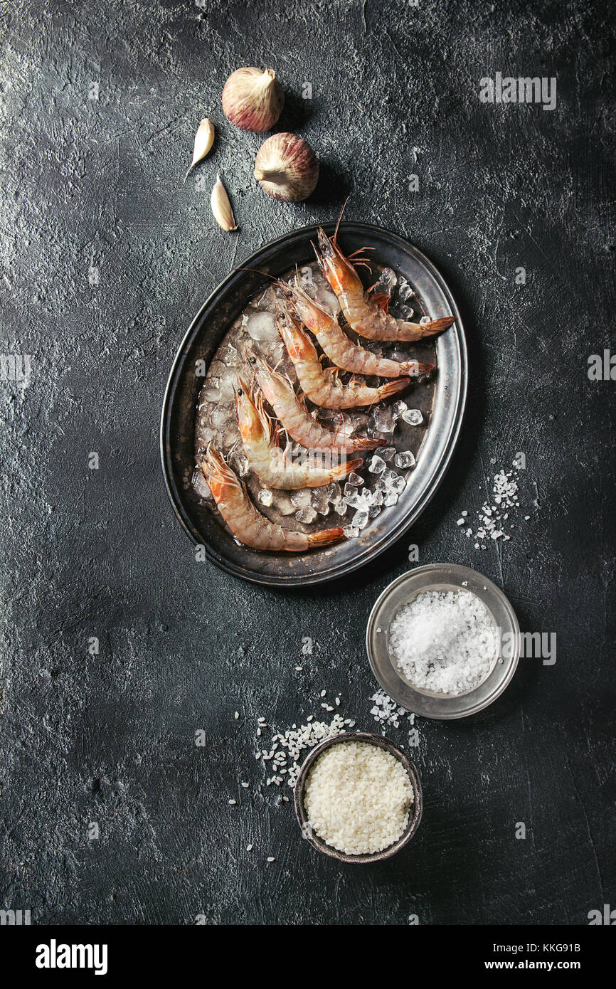 Raw uncooked prawns shrimps Stock Photo - Alamy