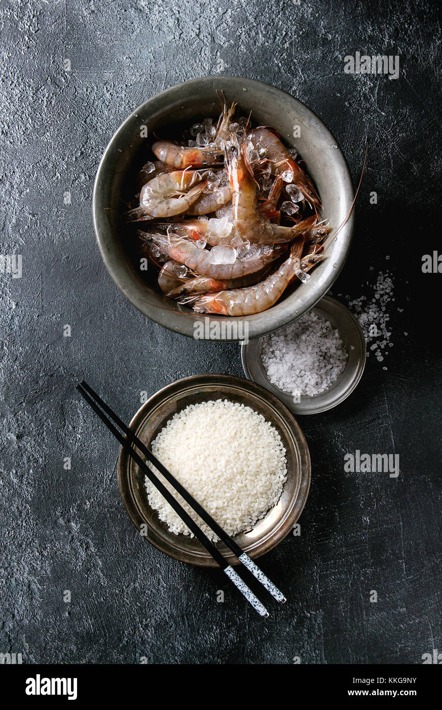 Raw uncooked prawns shrimps Stock Photo - Alamy