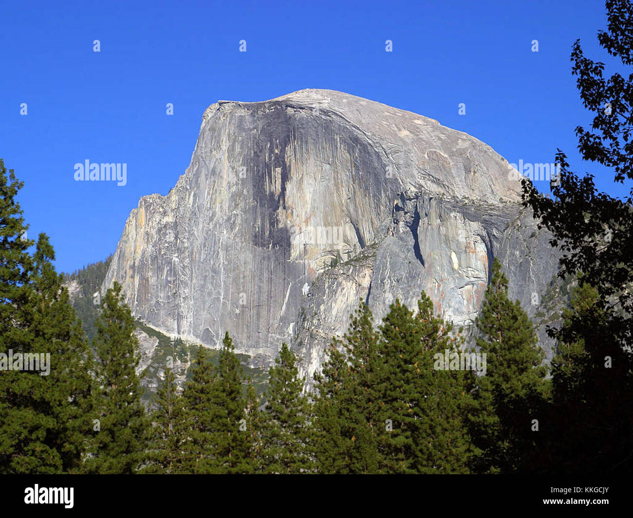 This image captures the iconic landscape of Yosemite National Park ...