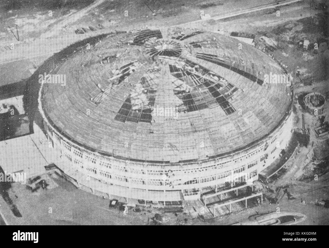 This aerial photograph captures the construction of the Araneta ...