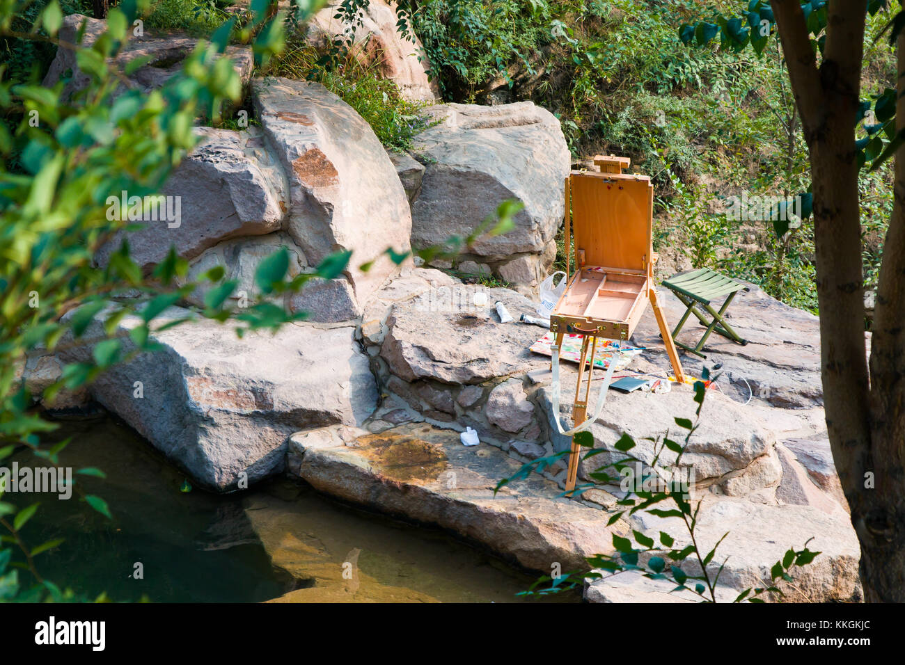 An artist's travel easel all set up ready to go Stock Photo - Alamy