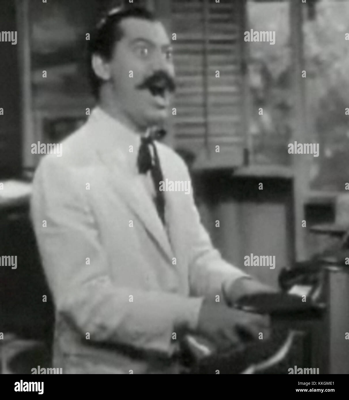 Jerry Colonna in Road to Singapore trailer Stock Photo - Alamy