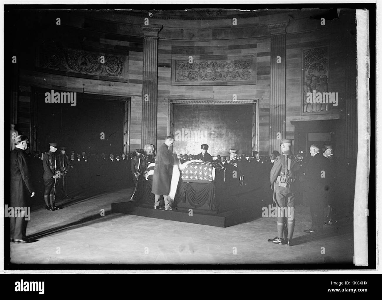 Florence Harding at casket of Unknown Soldier Stock Photo - Alamy