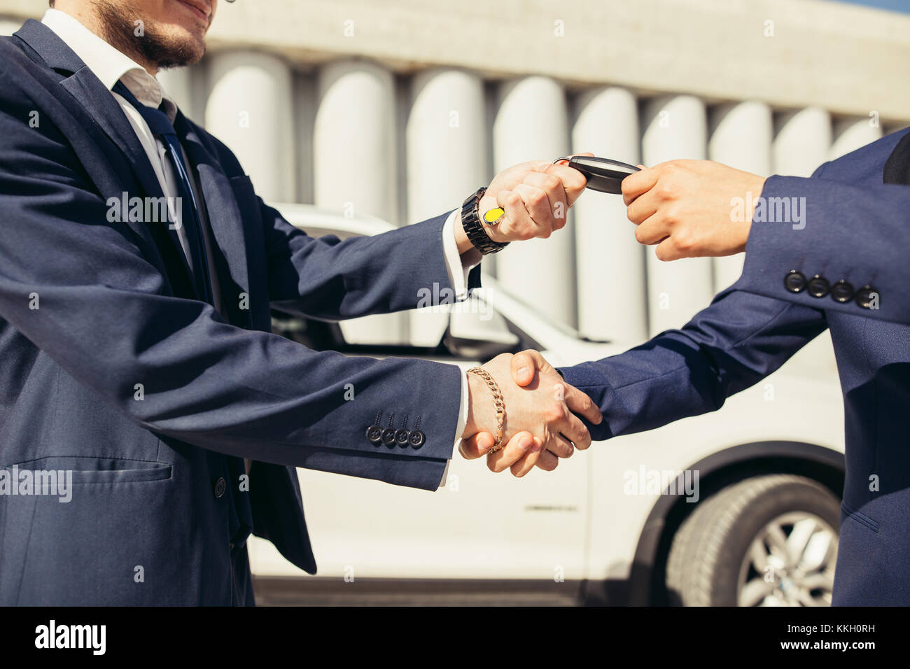 Handshake customer car dealer in hi-res stock photography and images ...