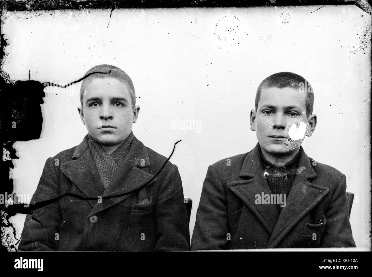 This image, titled '2 imagini: portrete de copii' (Two images ...