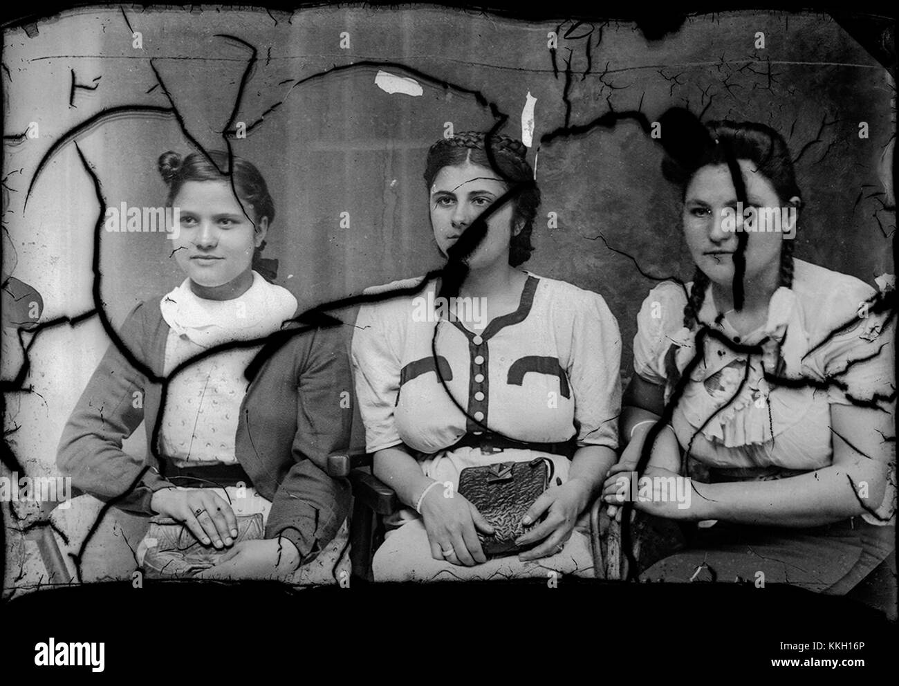 Trei femei hi-res stock photography and images - Alamy