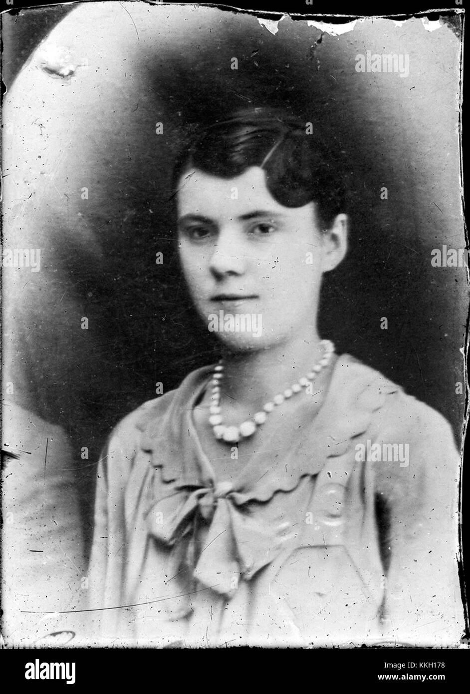 This is a reproduction of a frontal portrait titled 'Portret de fata ...