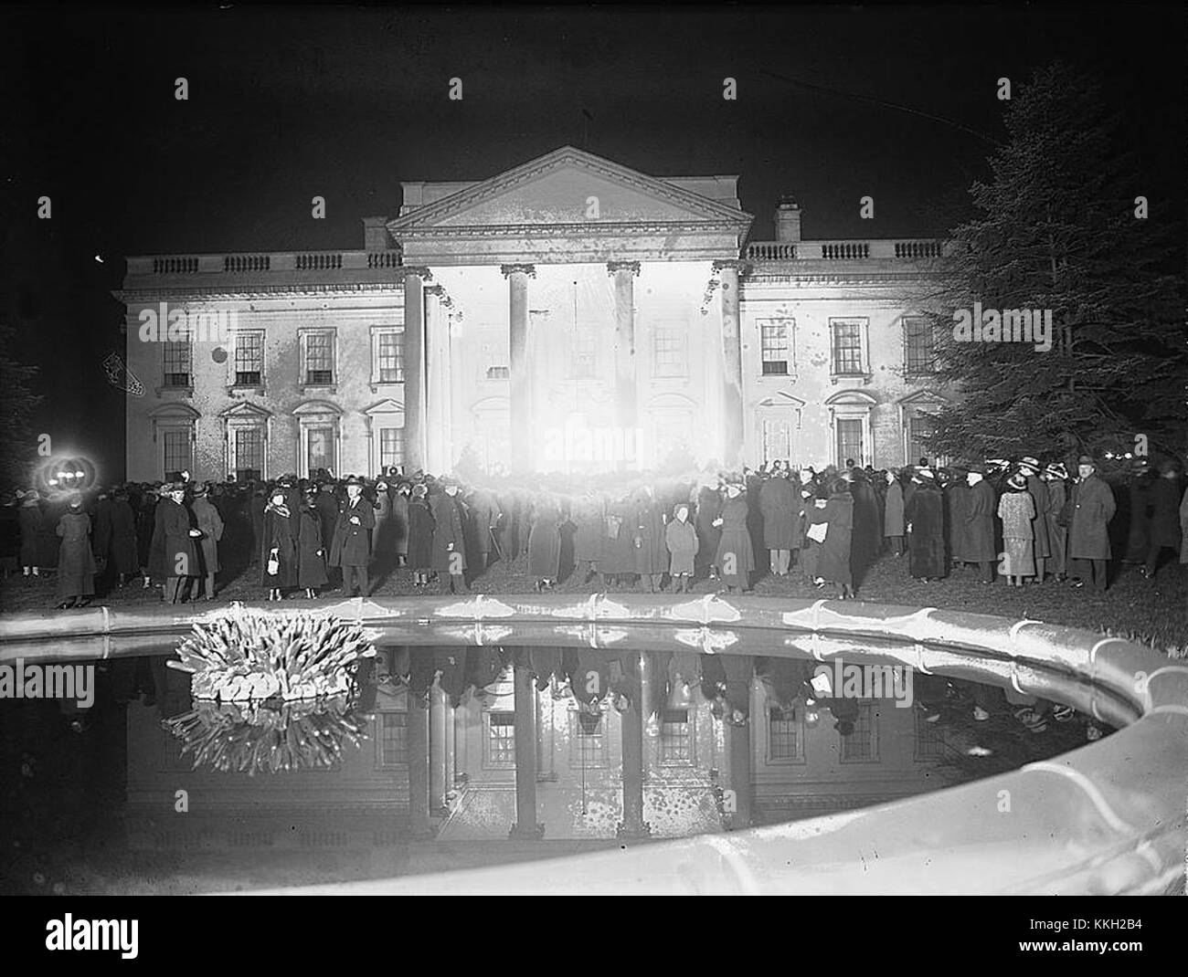 An annual tradition where performers sing Christmas carols at the White ...