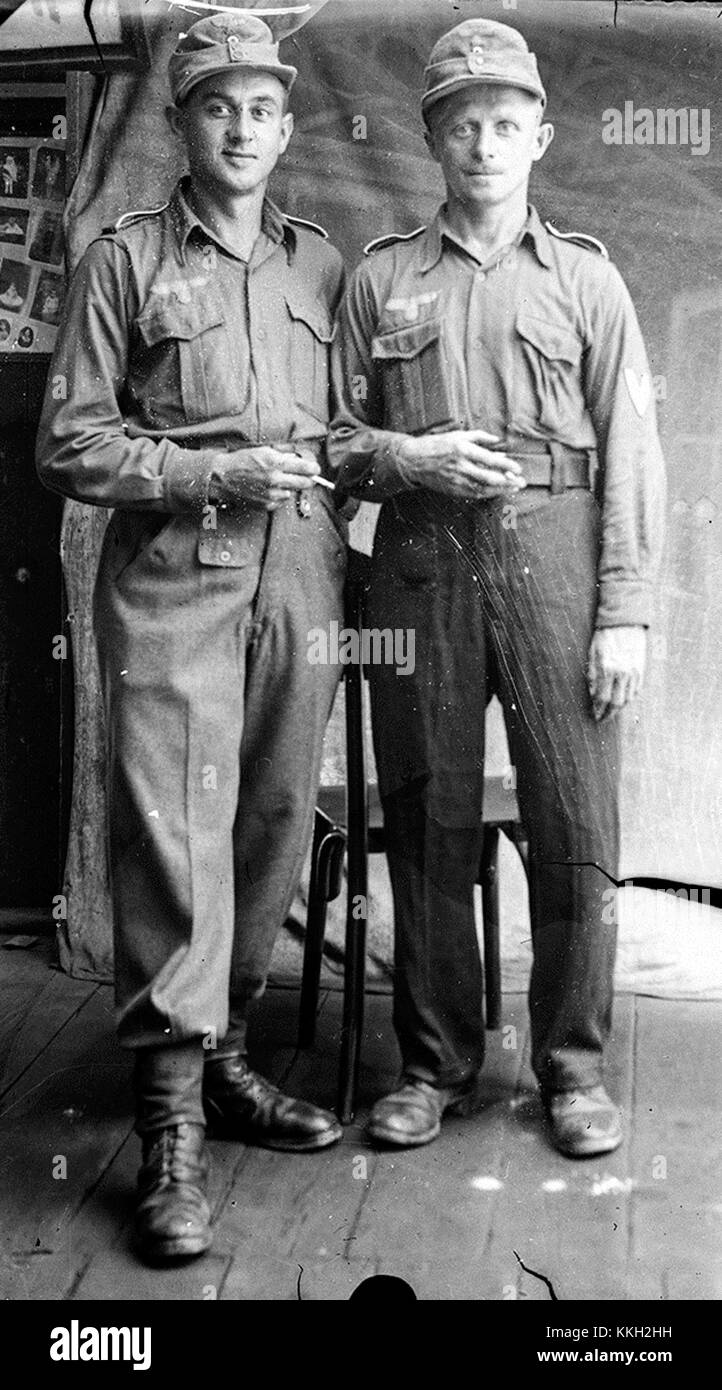 This image shows German soldiers stationed in Doi Militari, Romania ...