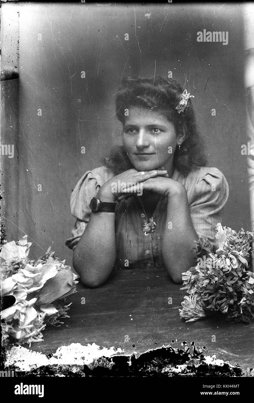 This image, titled '2 imagini: portrete Ca 20140222', showcases two ...