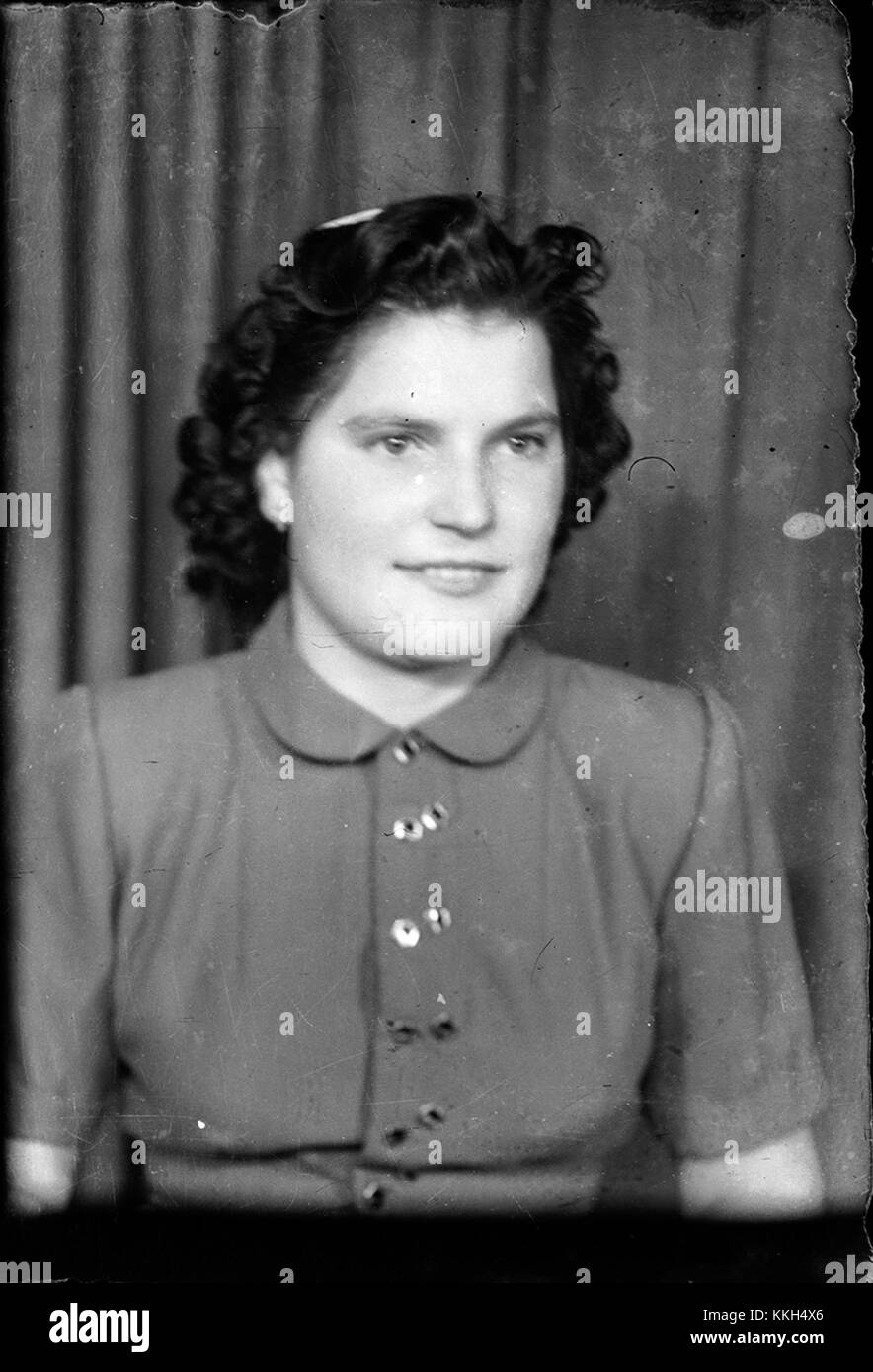 The image, titled '2 imagini: portrete, planfilm', captures portraits ...