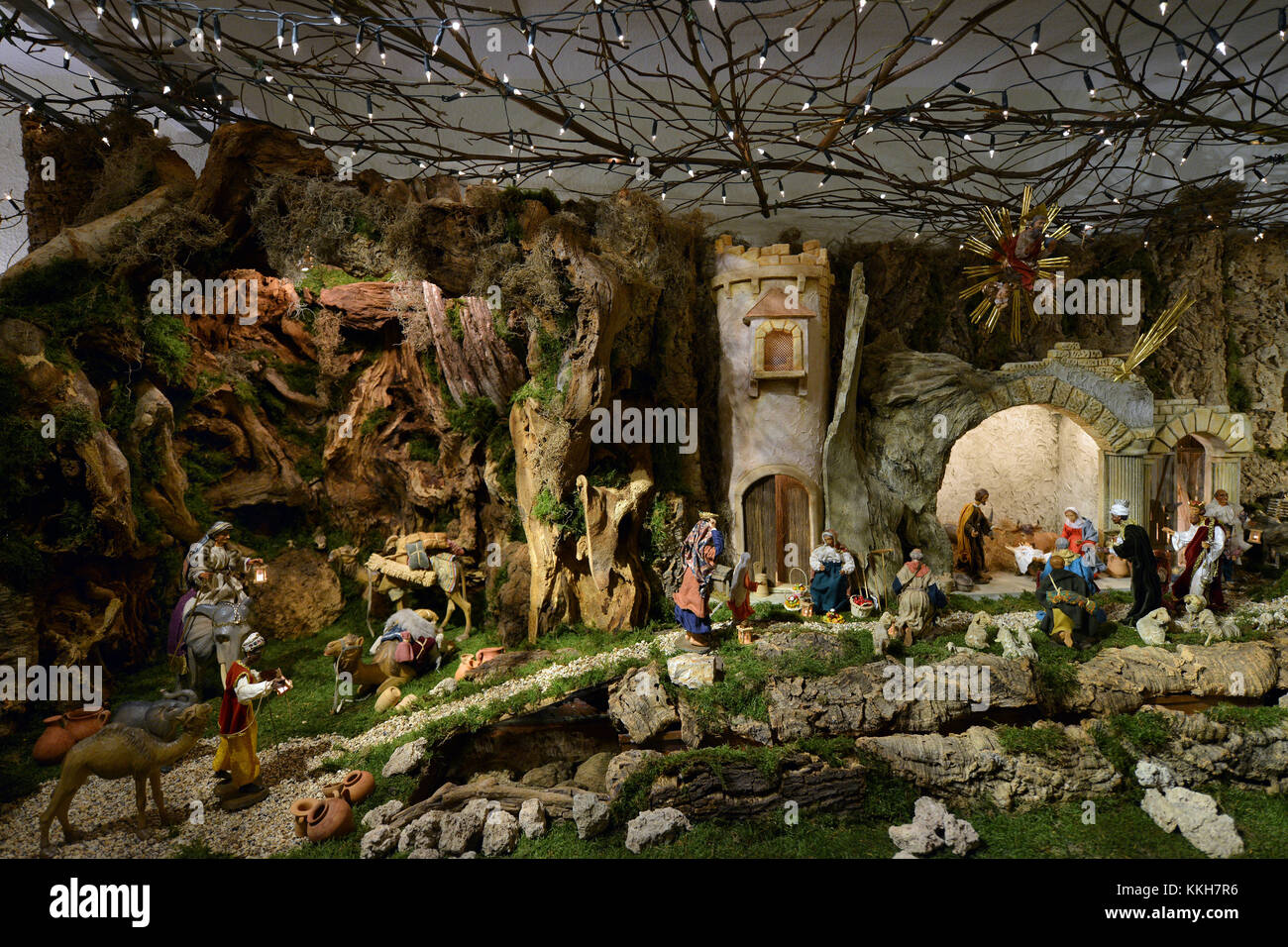 Kordel, Germany. 27th Nov, 2017. A complete nativity scene photographed ...