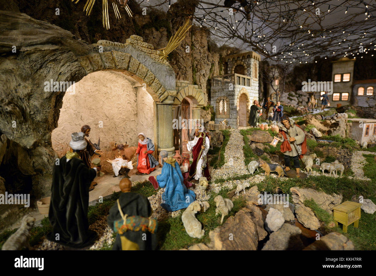 Kordel, Germany. 27th Nov, 2017. A complete nativity scene photographed ...