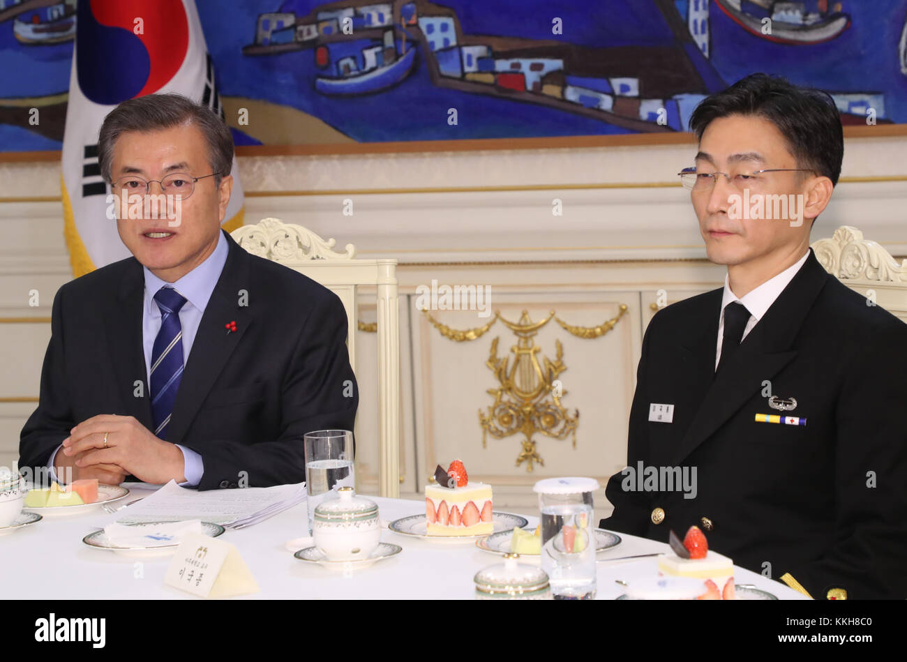 Moon meets heroic doctor President Moon Jae-in (L) talks with Lee Kook ...
