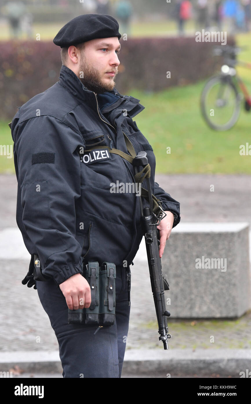 A police officer with a weapon stands at the entrance to the Reichstag ...