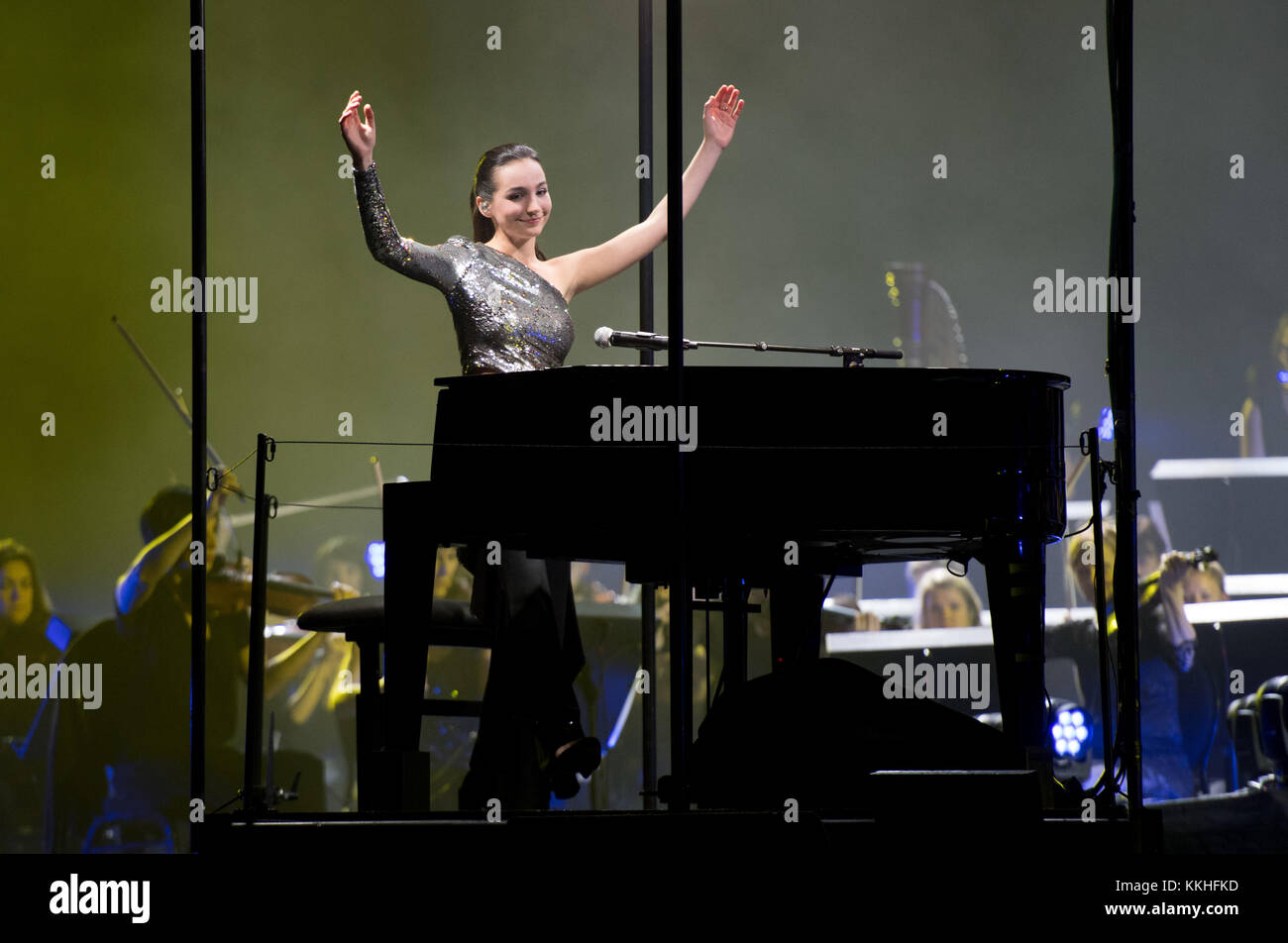 Hamburg, Germany. 1st Dec, 2017. Pianist Emily Bear raises her arms as ...