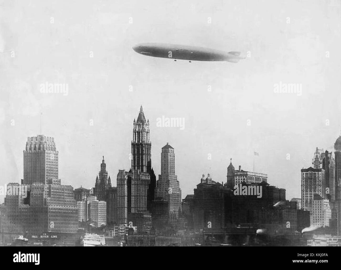 Graf Zeppelin over New York City 1928 Stock Photo - Alamy