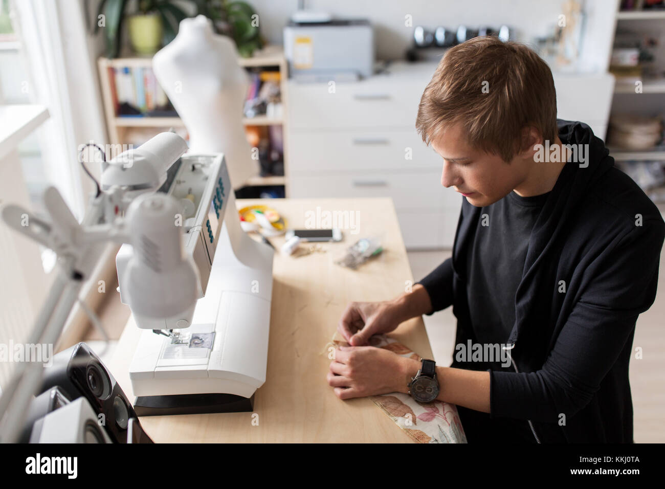 Pin making machine hi-res stock photography and images - Alamy