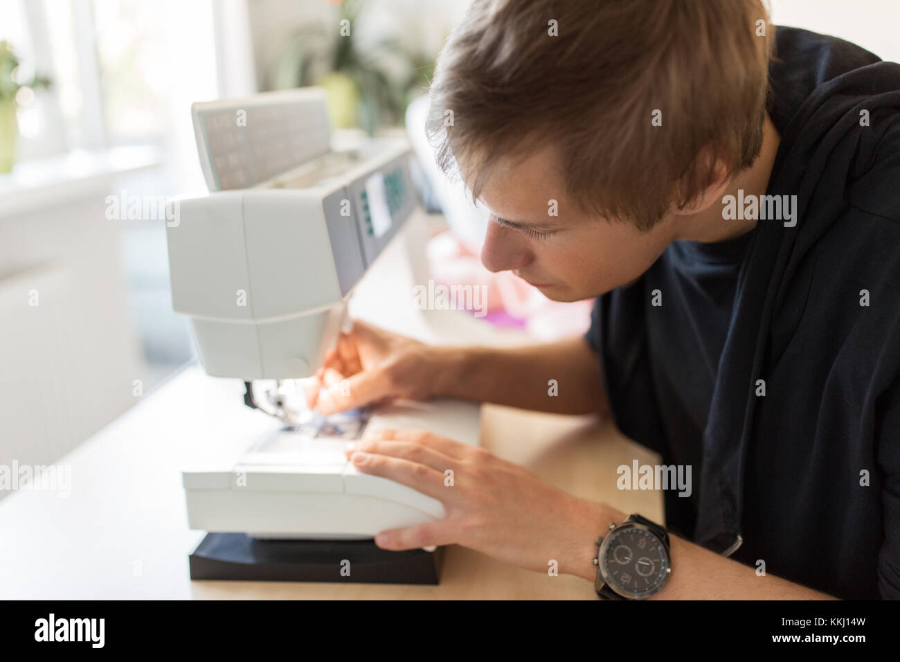 fashion designer with sewing machine at studio Stock Photo - Alamy